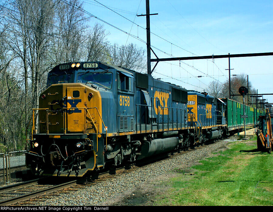 CSX 8758 on Q703